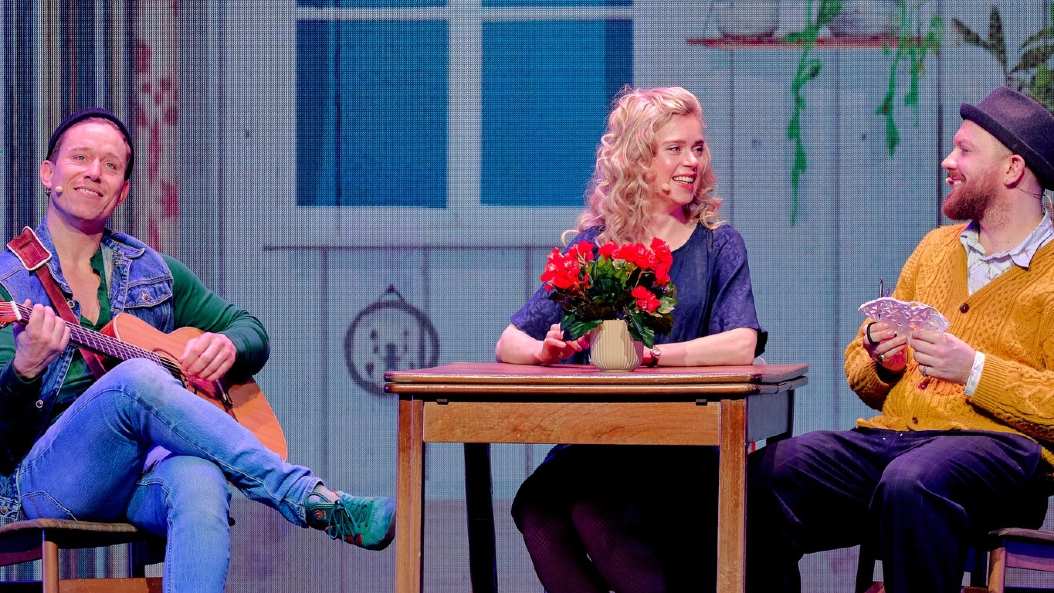 Midt om natten i regnbuefarver - Out & About